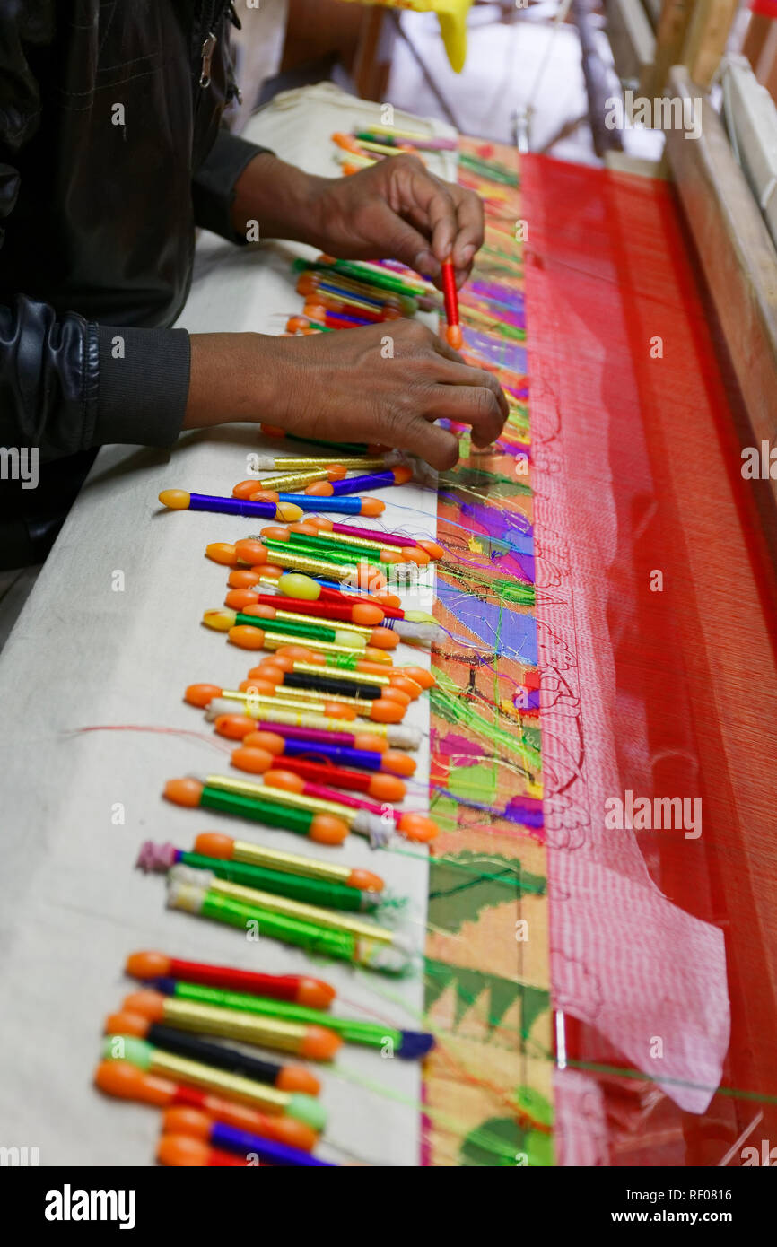 Maharashtra, India: January 20, 2019:Weaving of Paithani saree using ...