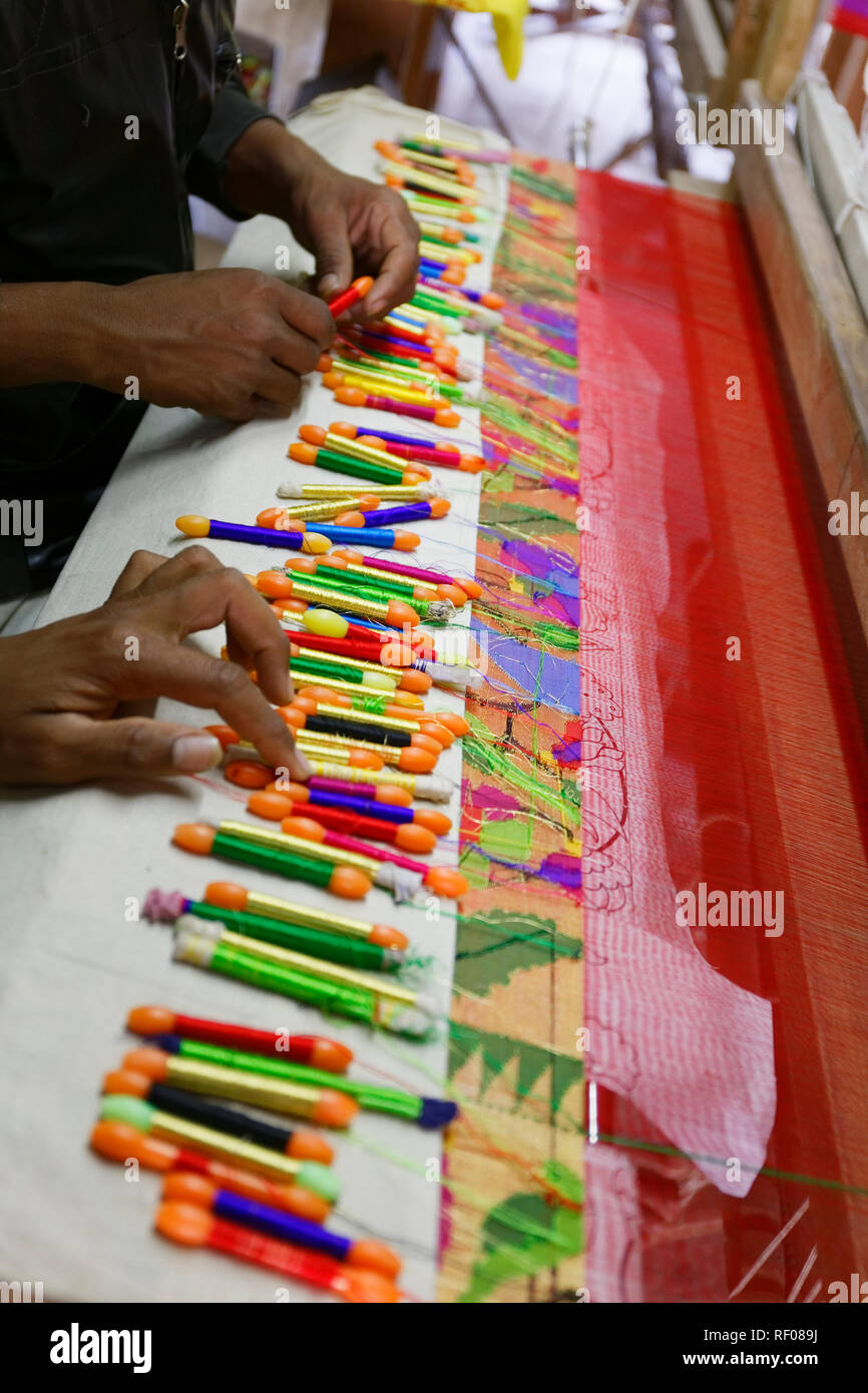 Maharashtra, India: January 20, 2019:Weaving of Paithani saree using ...