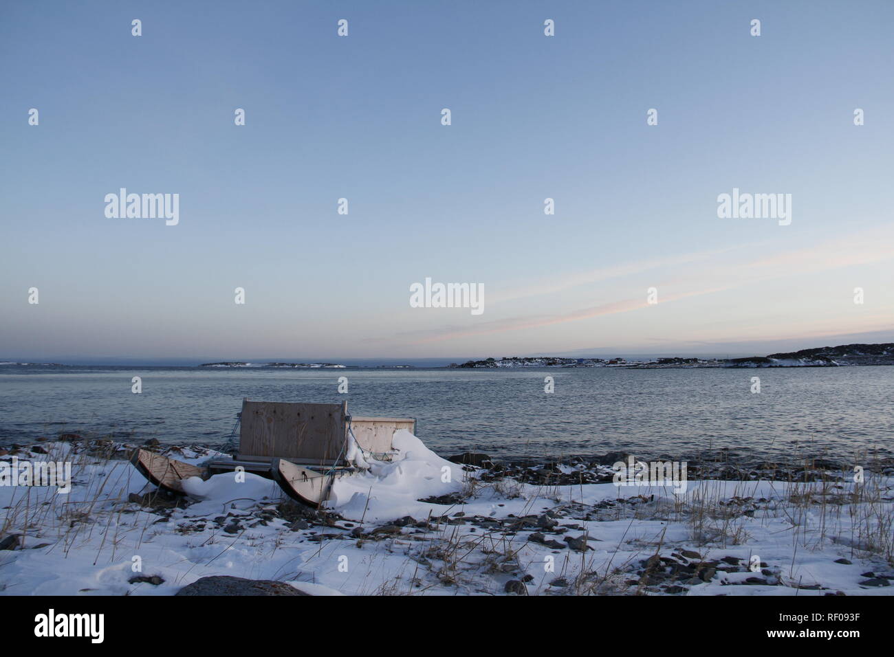 Inuit hunting snow hi-res stock photography and images - Alamy