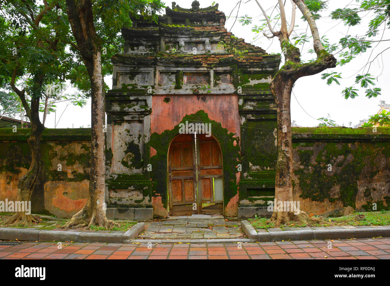 The Dien Khanh Gate leading into the Thai Mieu Temple complex in the ...