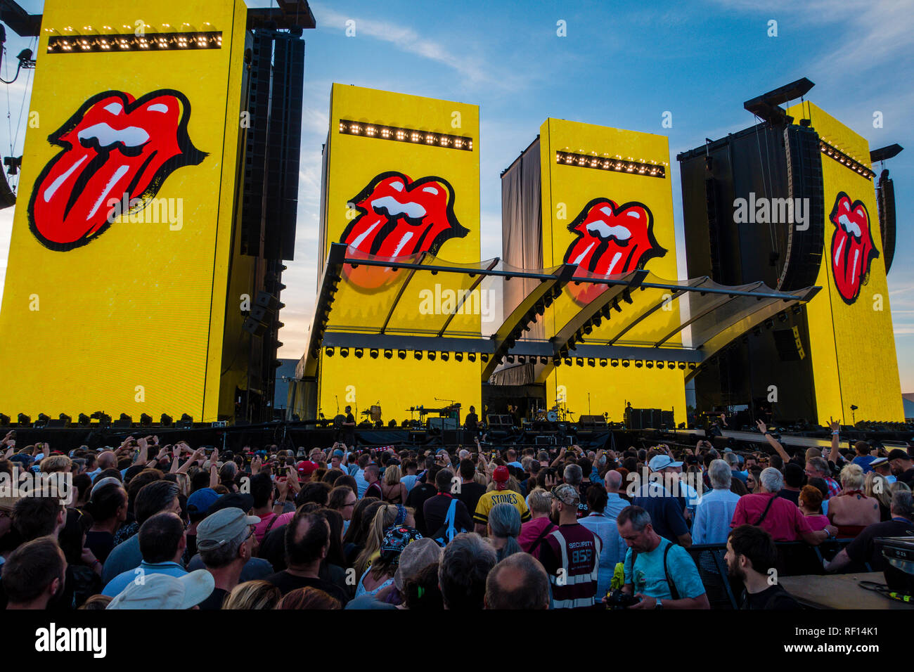 The rolling stones stage hi-res stock photography and images - Alamy