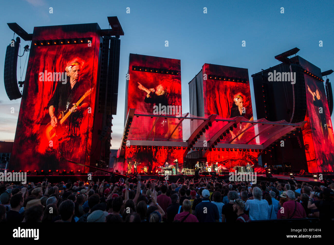 The rolling stones stage hi-res stock photography and images - Alamy