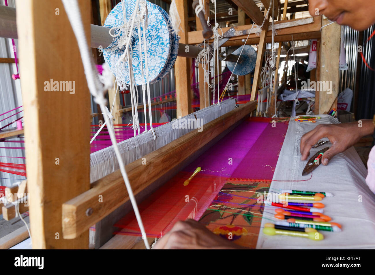 Maharashtra, India: January 20, 2019:Weaving of Paithani saree using ...