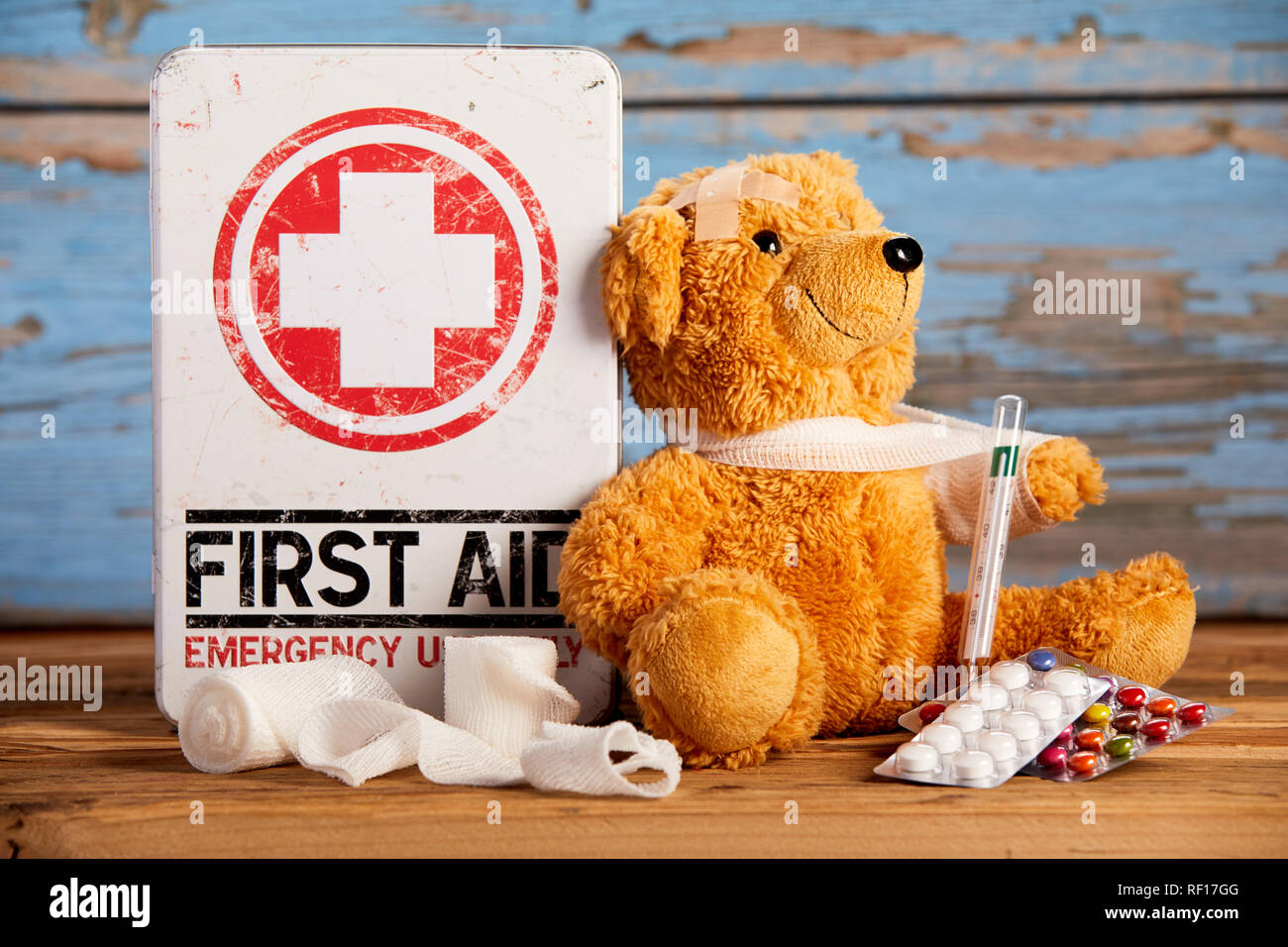 Broken arm first aid children hi-res stock photography and images - Alamy