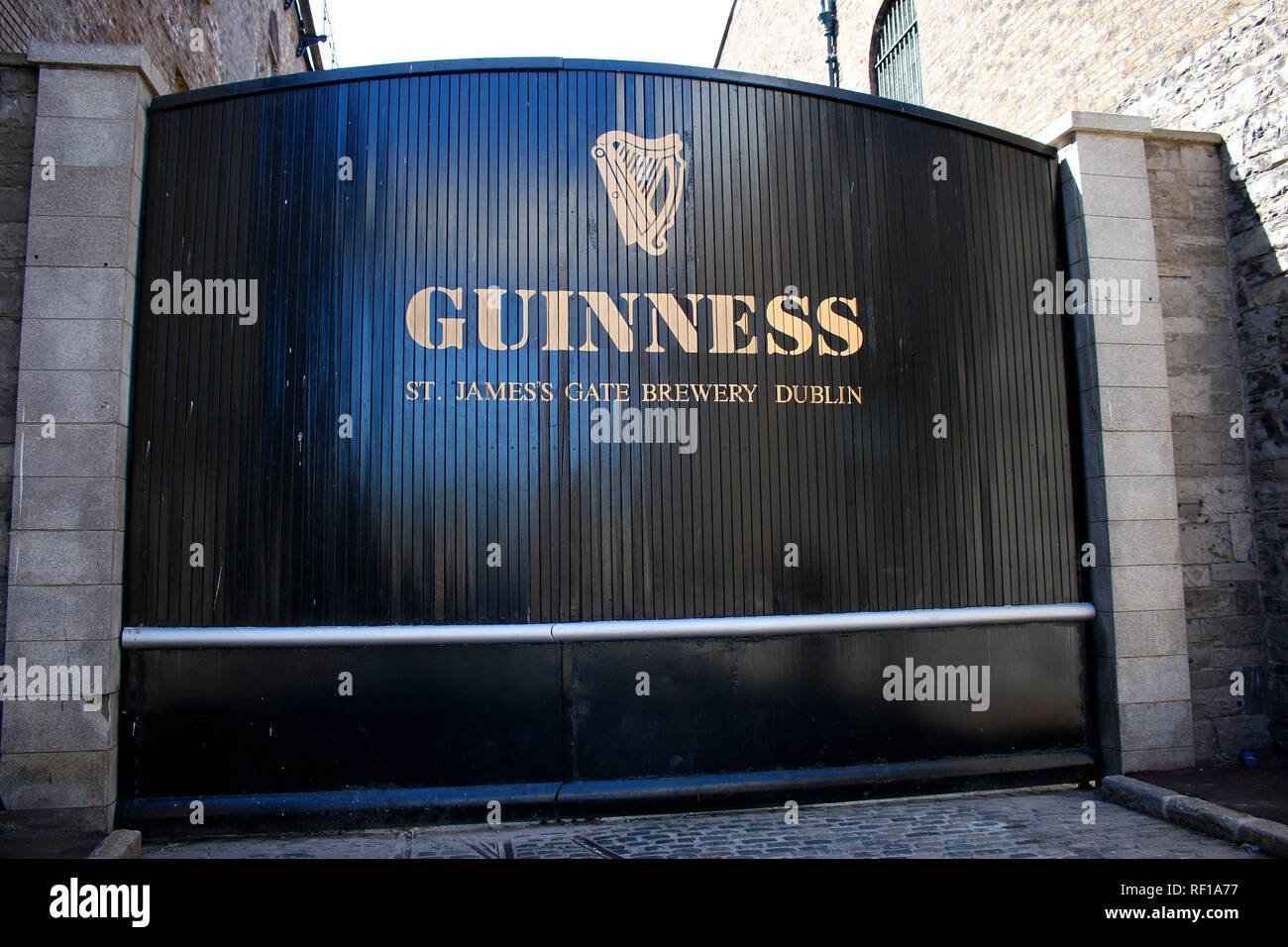 Guinness brewery logo hi-res stock photography and images - Alamy