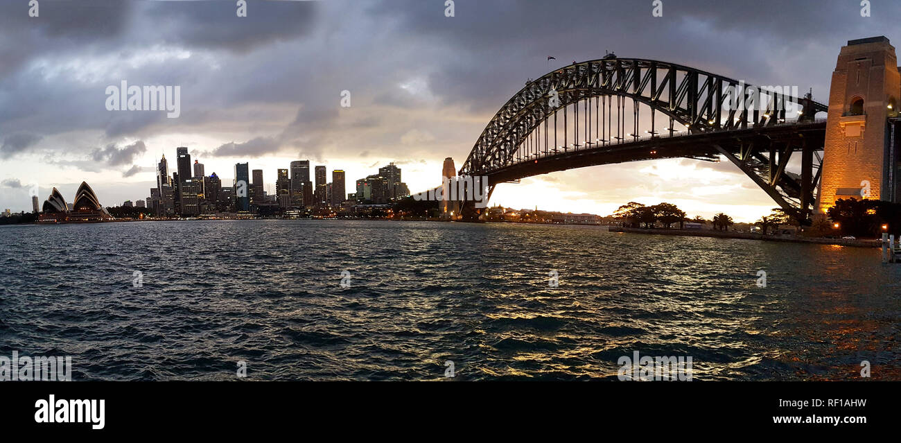 Panorama: Skyline von Sydney mit dem Opernhaus und der Harbour Bridge ...