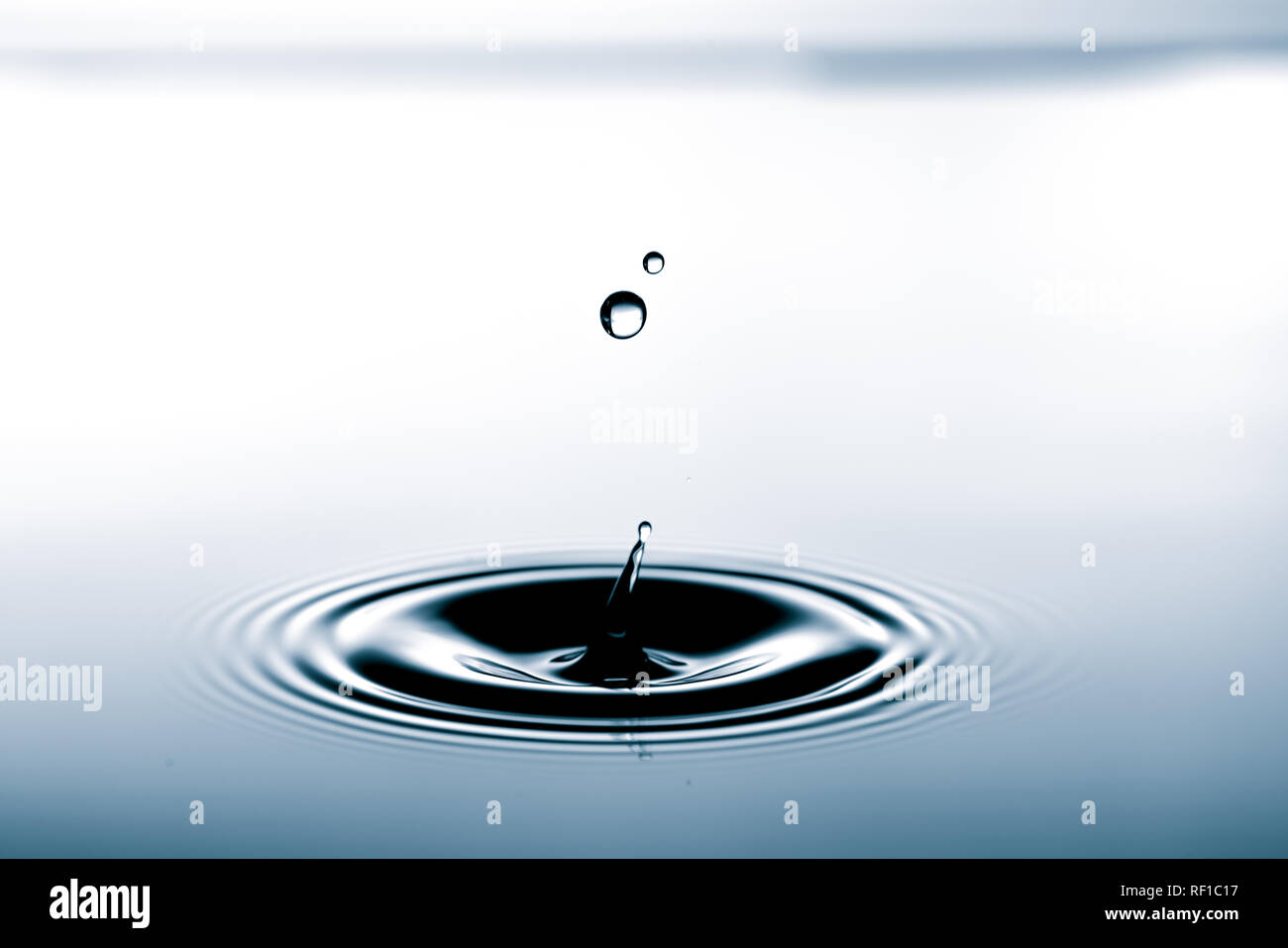 Splash of the falling drops of water Stock Photo - Alamy