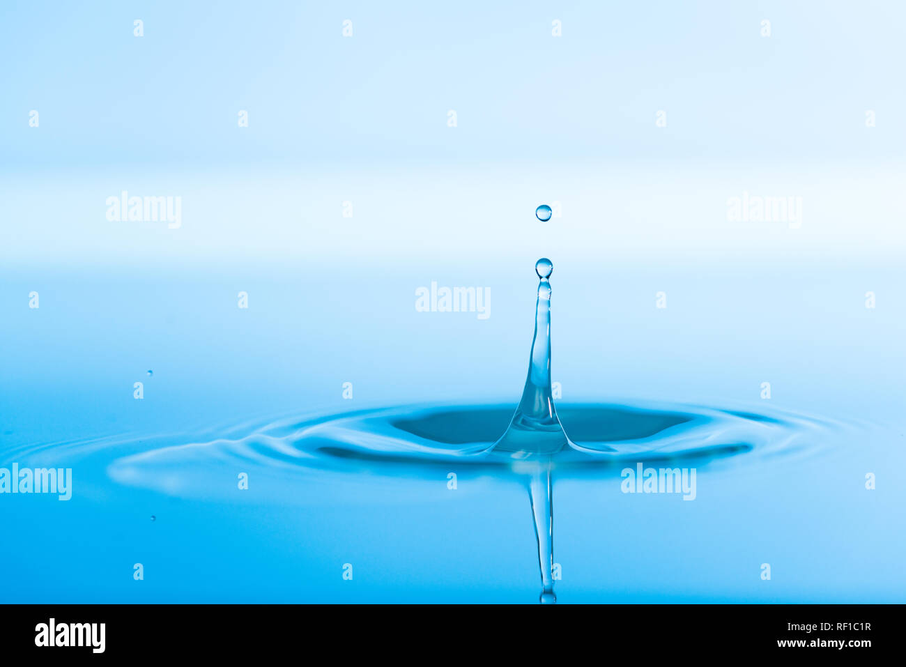 Splash of the falling drops of water Stock Photo - Alamy