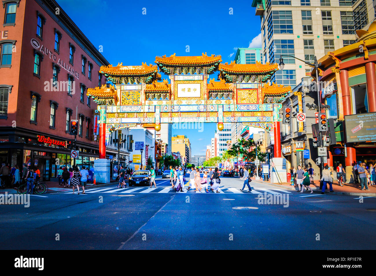 Chinatown friendship arch hi-res stock photography and images - Alamy