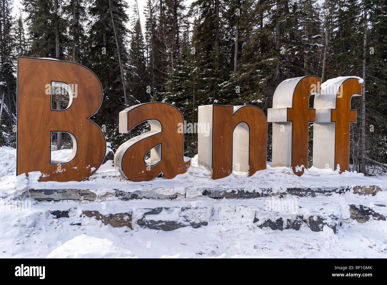 Welcome sign national park alberta hi-res stock photography and images ...