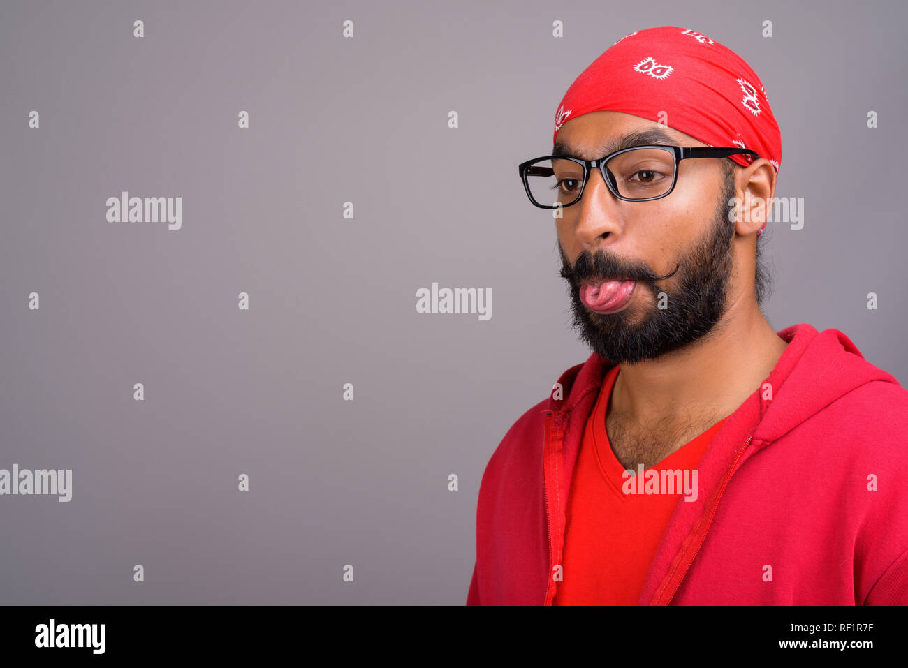 Man wearing red indian head hi-res stock photography and images - Alamy