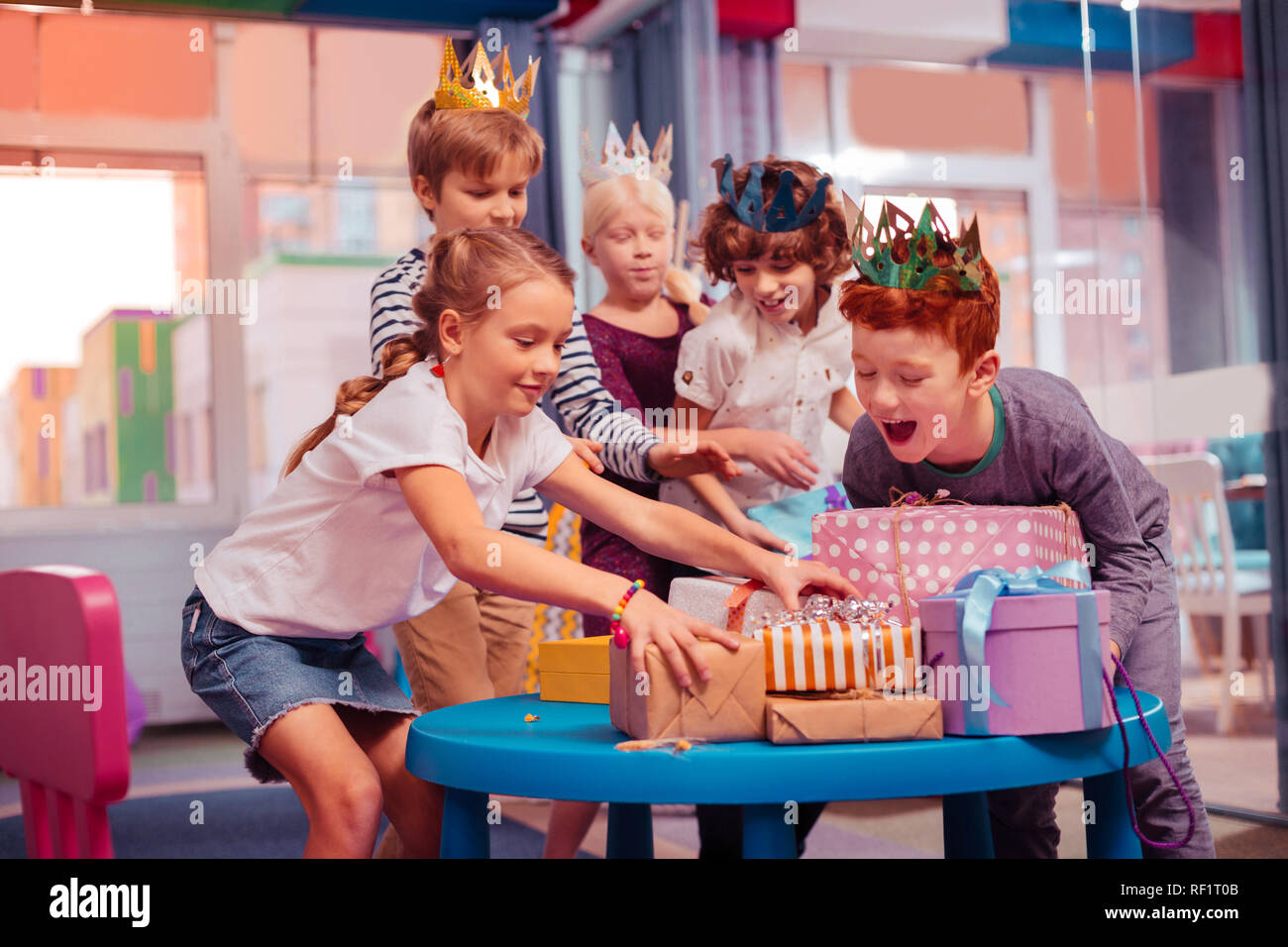 Group kids playing laughing hi-res stock photography and images - Alamy