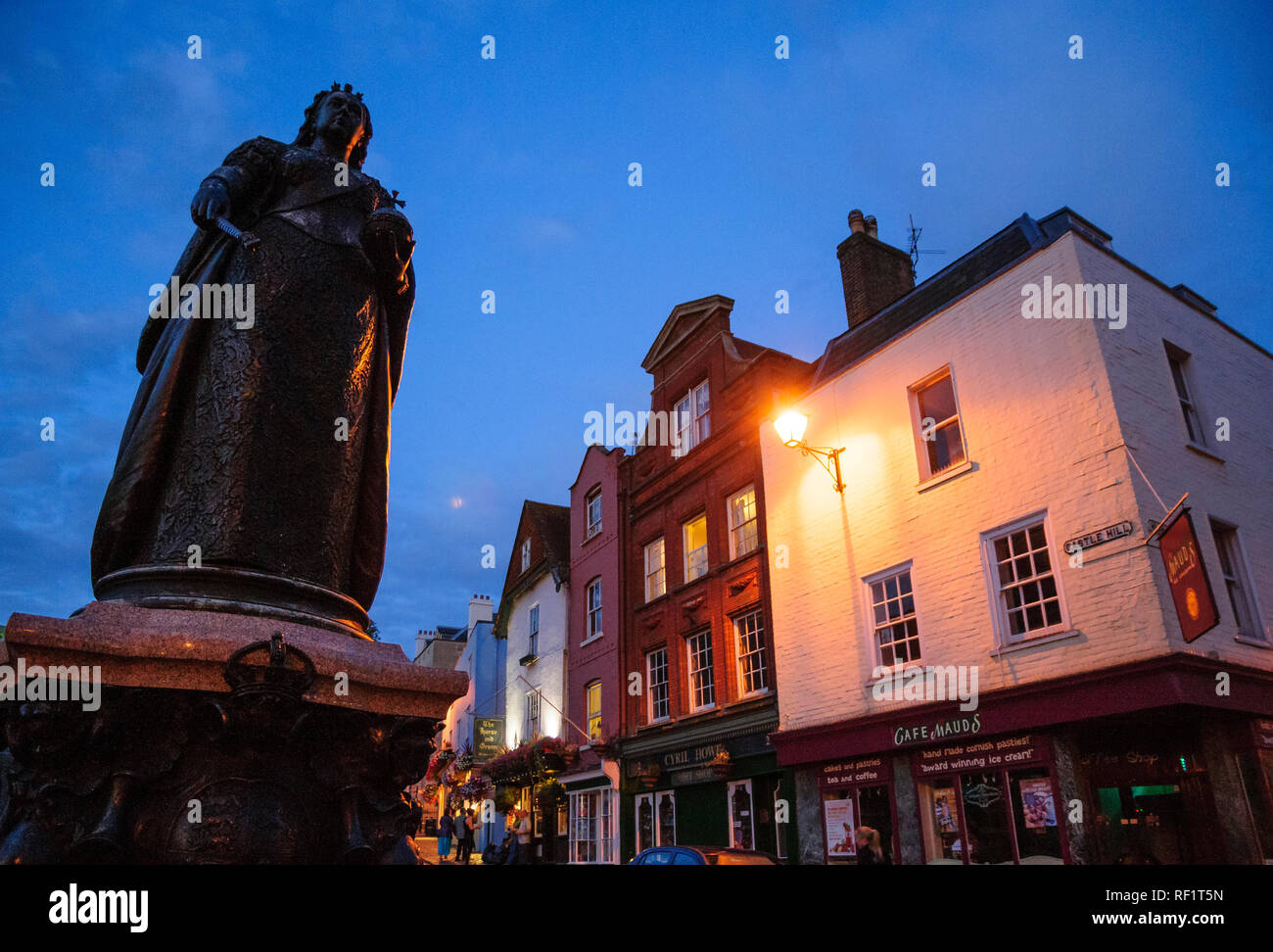 Statue of Queen Victoria, Windsor, London, England, Grossbritannien ...