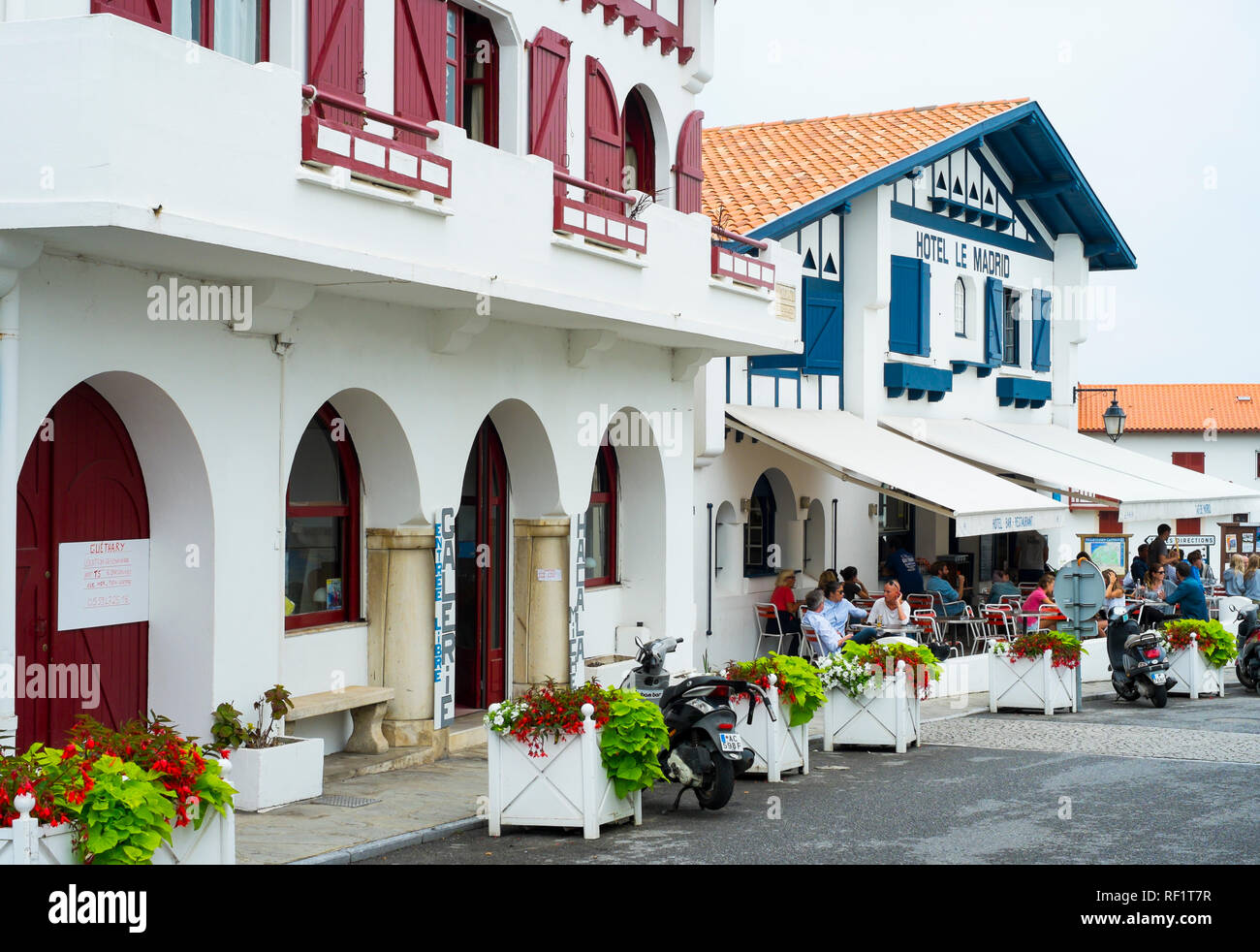French street scenes hi-res stock photography and images - Alamy