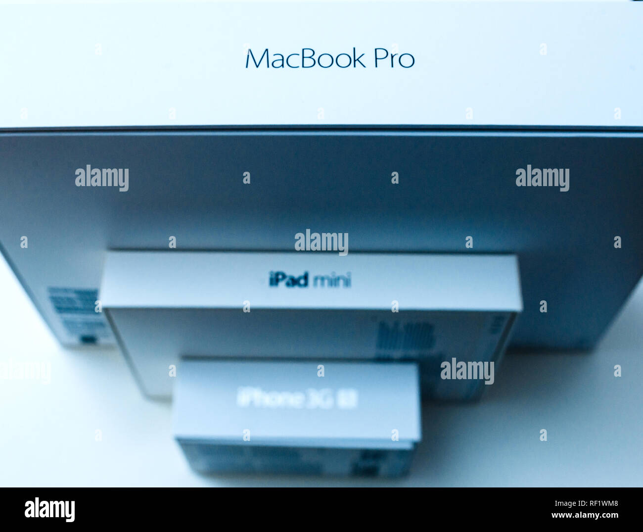 Macbook pro 14 hi-res stock photography and images - Alamy