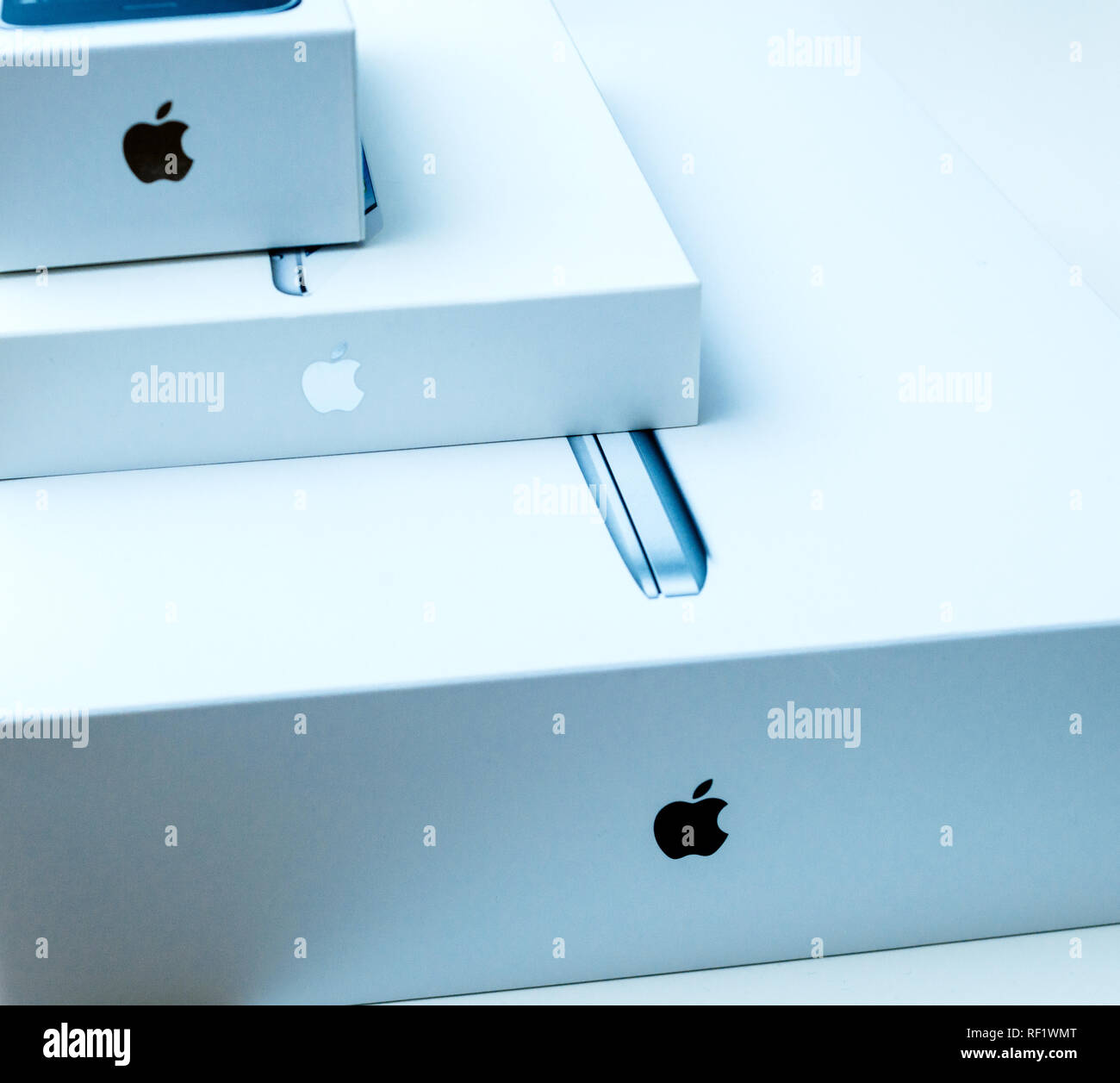 Unboxing new apple mac mini hi-res stock photography and images - Alamy