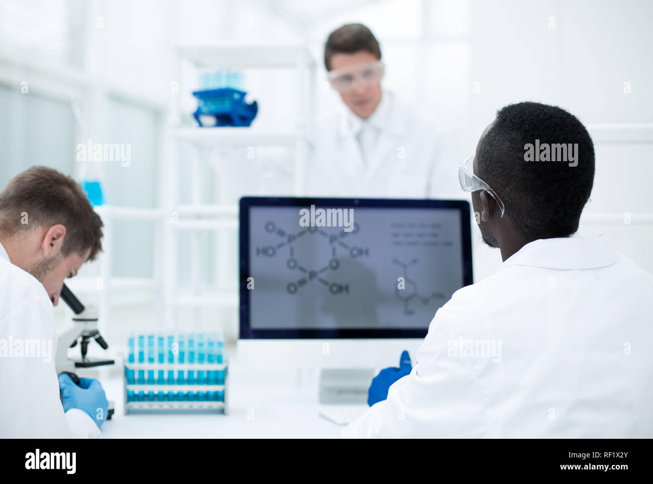 group of scientists working in the laboratory Stock Photo - Alamy
