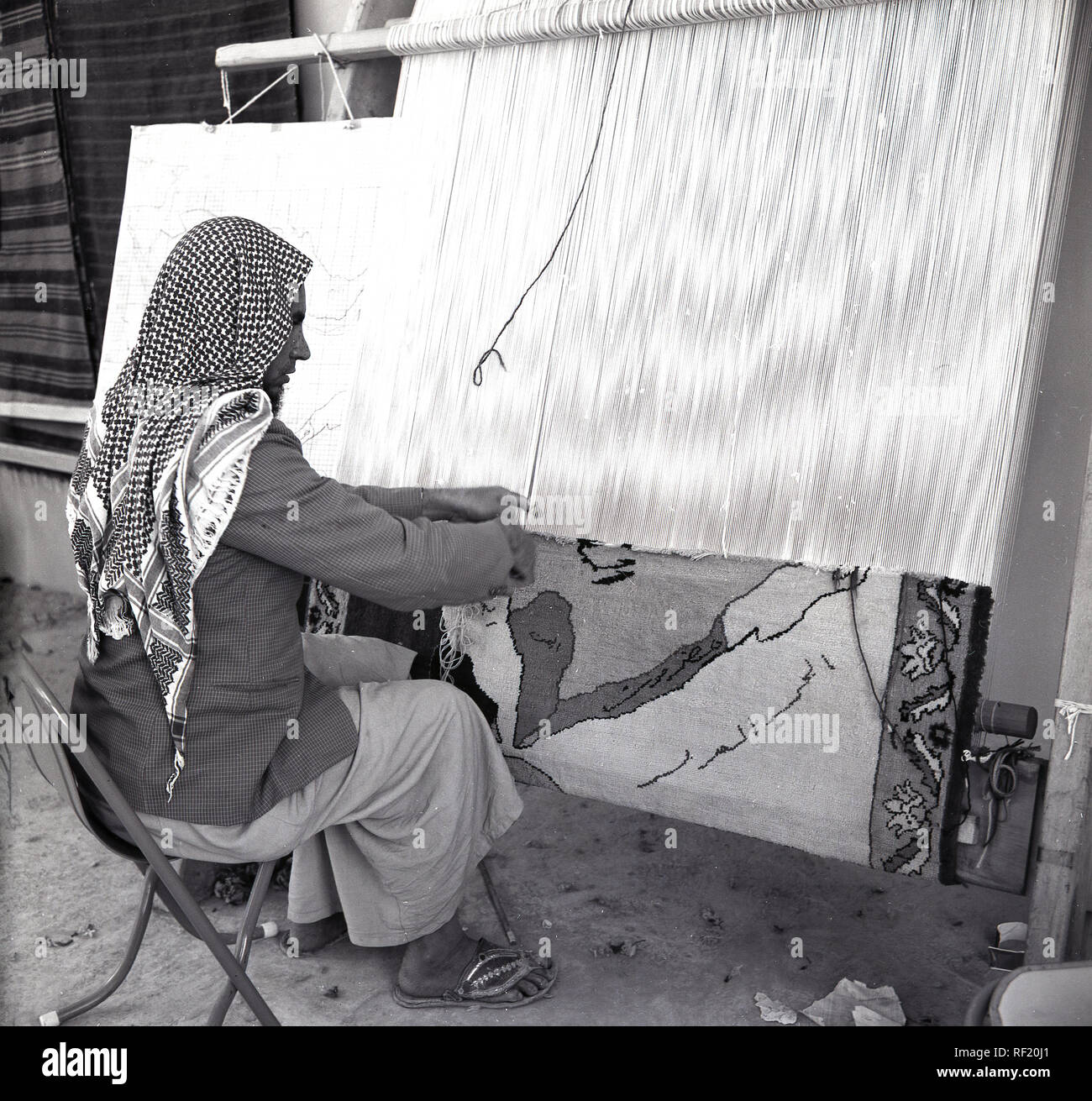 Man weaving loom hi-res stock photography and images - Alamy