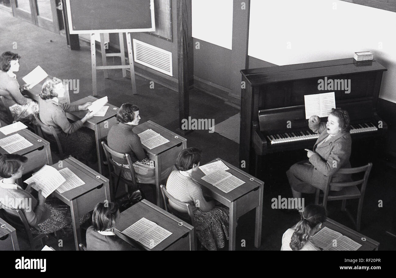 Piano teacher 1950s hi-res stock photography and images - Alamy