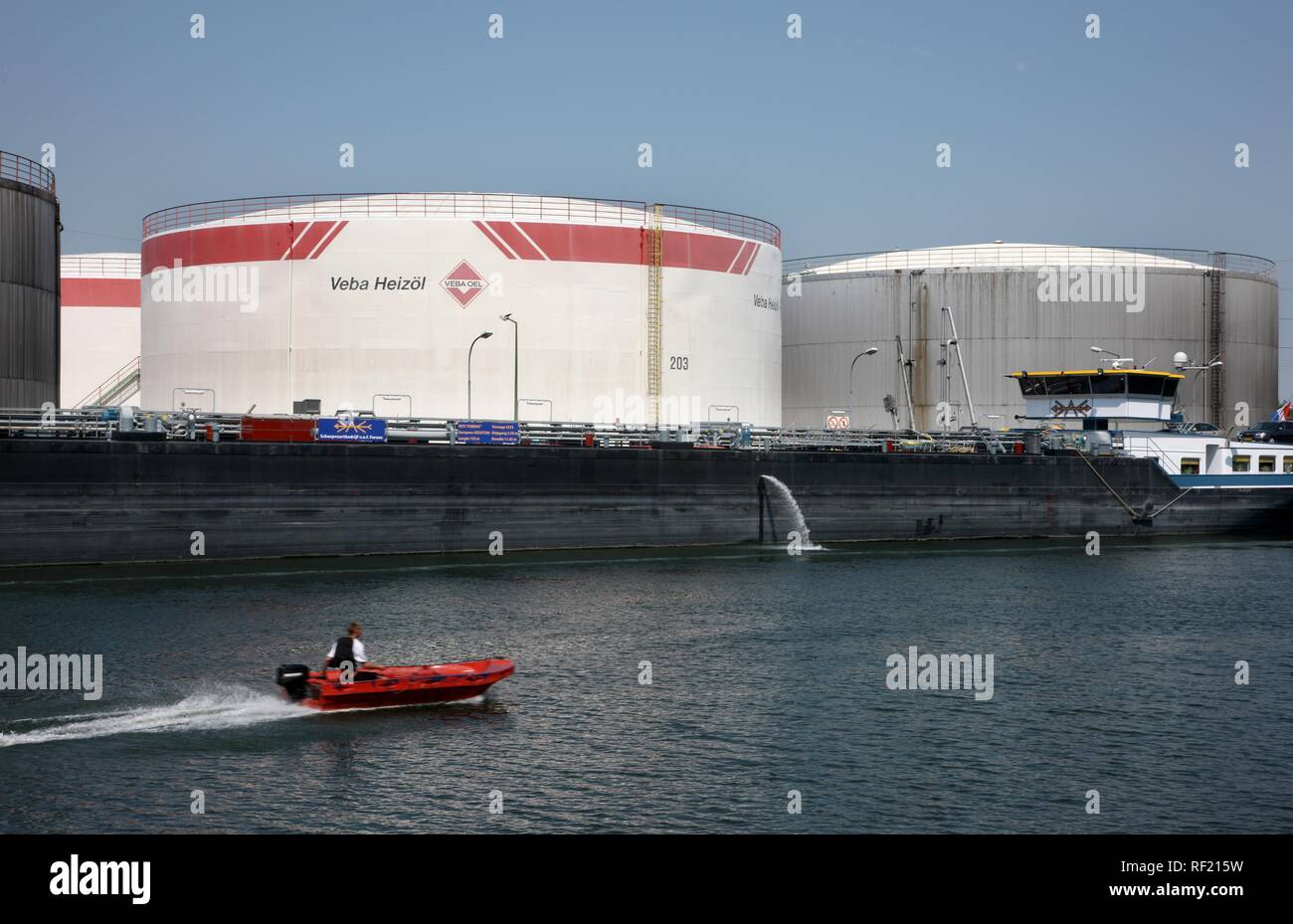 Oil loading hi-res stock photography and images - Alamy