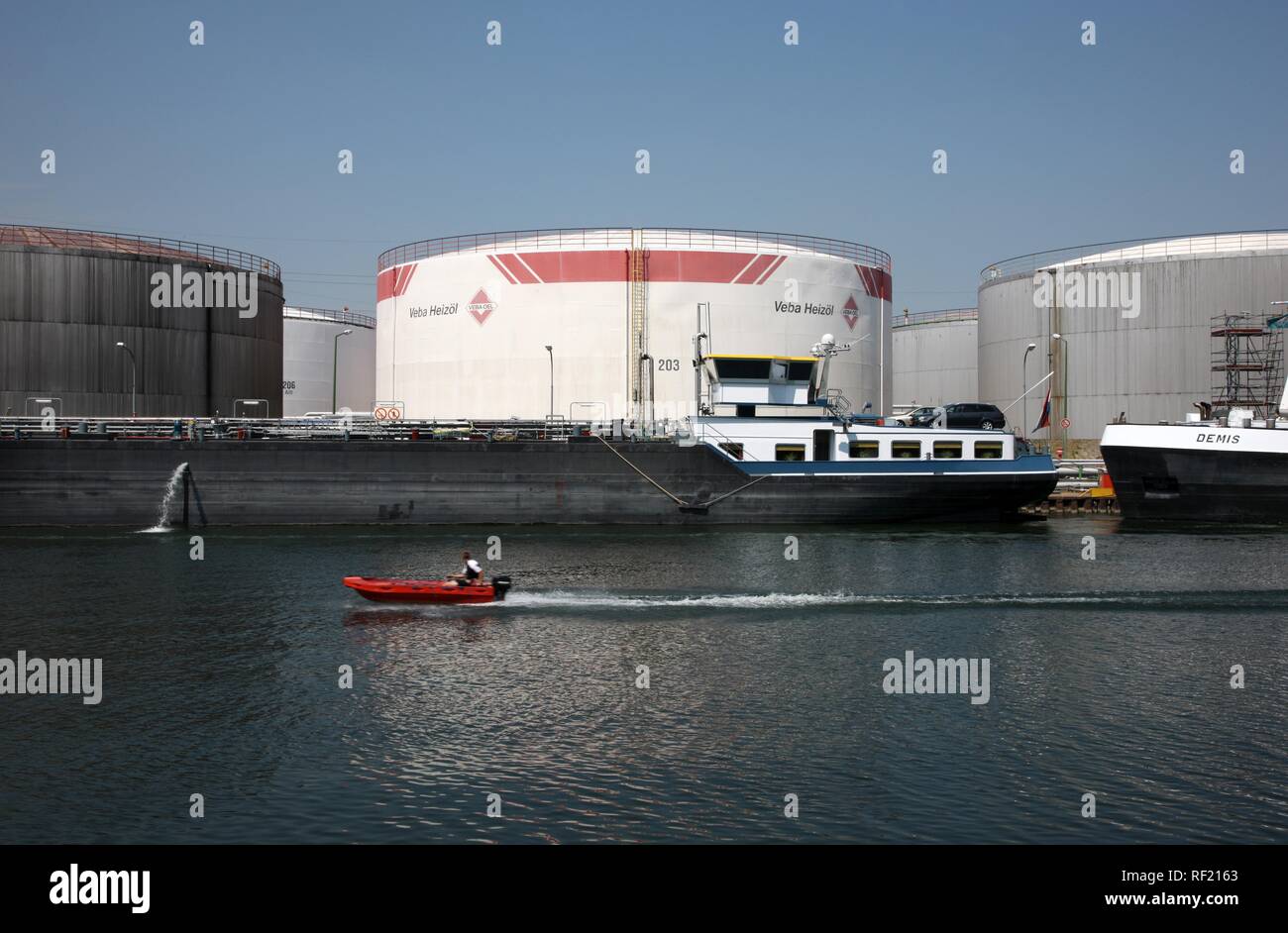 Oil loading hi-res stock photography and images - Alamy