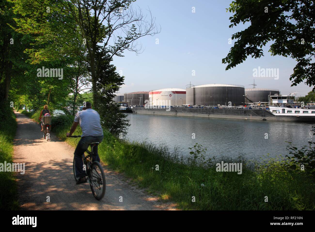 Oil loading hi-res stock photography and images - Alamy