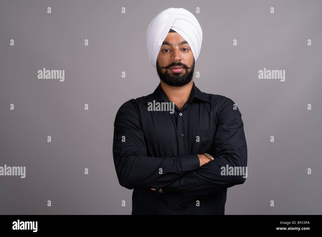 Young Indian Sikh businessman wearing white turban Stock Photo - Alamy