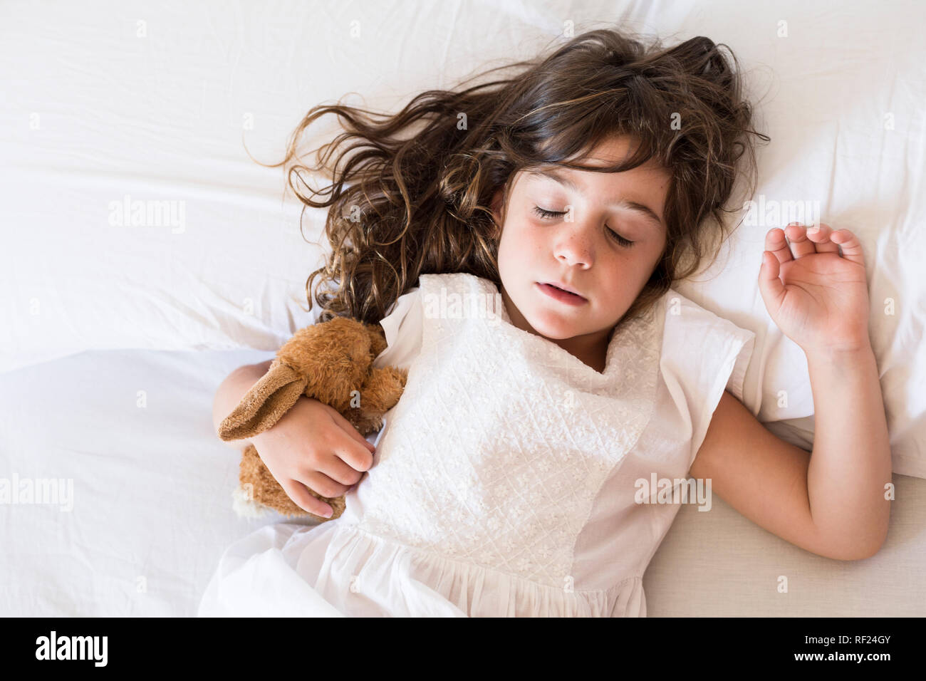 Little girl sleeping in bed Stock Photo - Alamy Little girl sleeping in bed Stock Photo - Alamy
