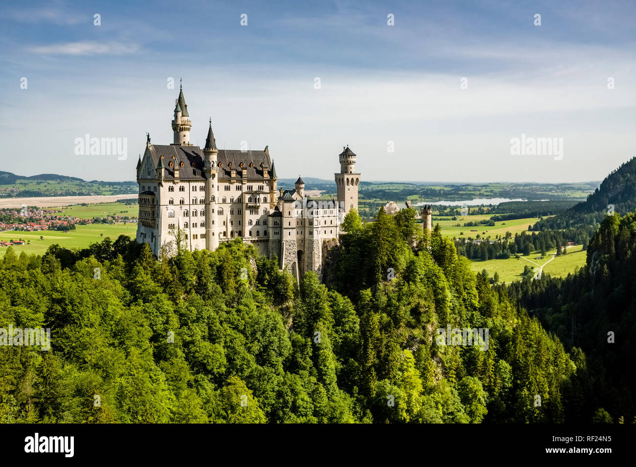 Panoramic view of the castle Neuschwanstein from the bridge ...