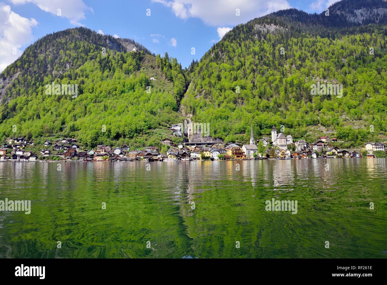 View of Hallstatt on Lake Hallstatt, Salzkammergut, Dachstein region ...