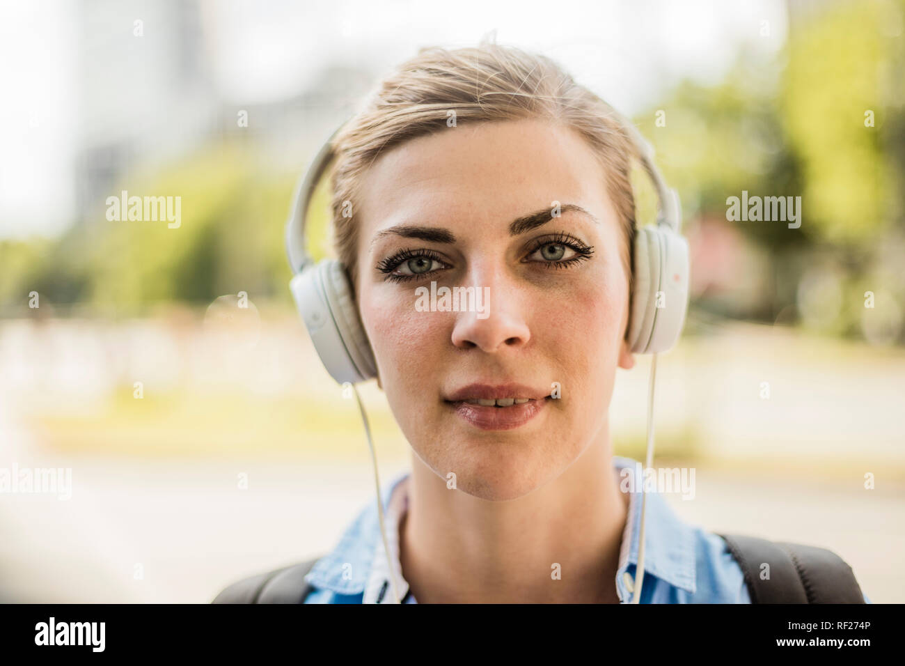Woman wearing headphones hi-res stock photography and images - Alamy