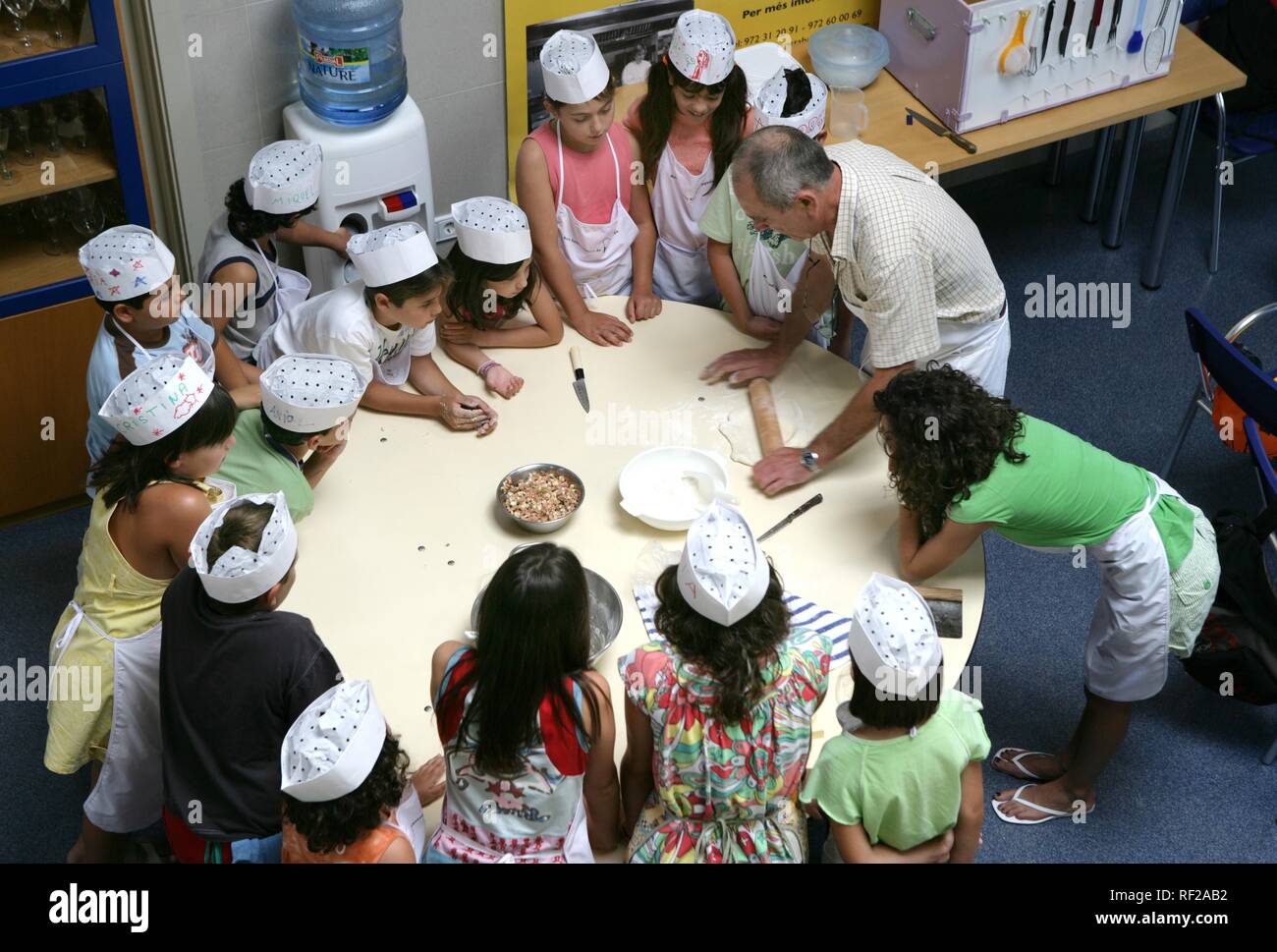 Cookery class school kids hi-res stock photography and images - Alamy