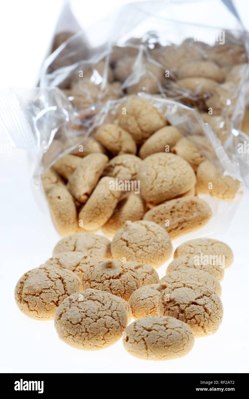 Amaretti, Italian almond macaroons Stock Photo - Alamy