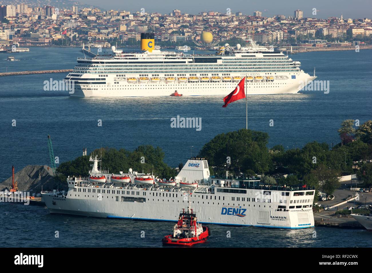 Cruise liner on the Bosphorus, Istanbul, Turkey Stock Photo - Alamy