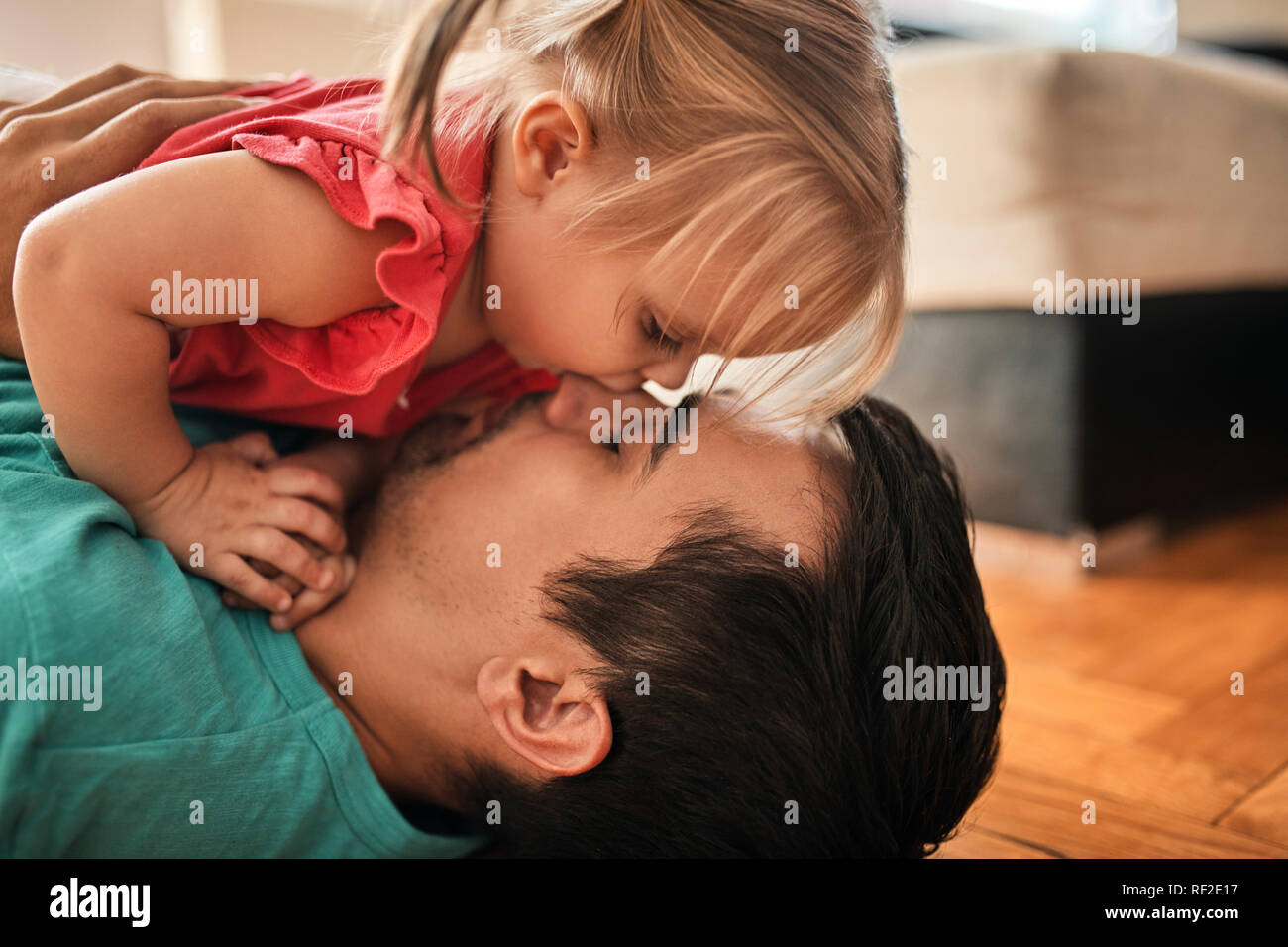 Father daughter cuddle hi-res stock photography and images - Alamy