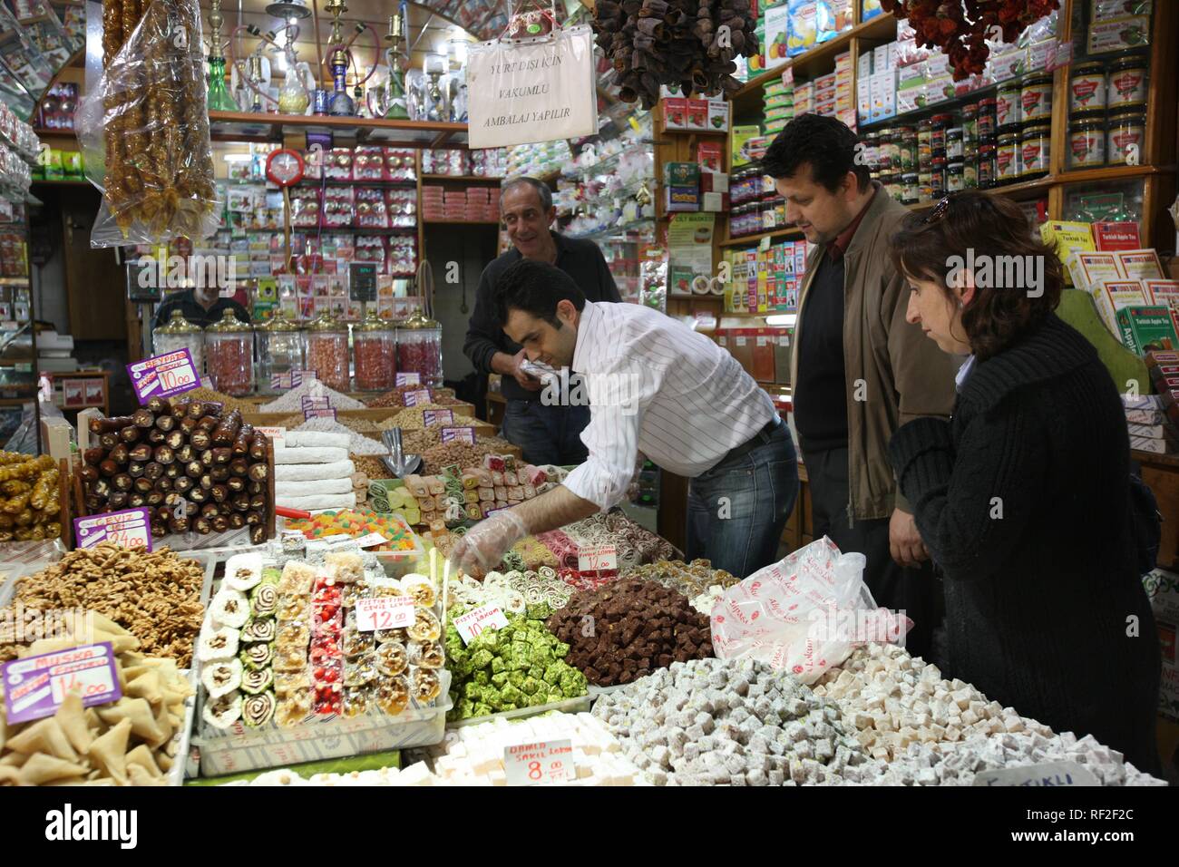 Spice booth at the food market hi-res stock photography and images - Alamy