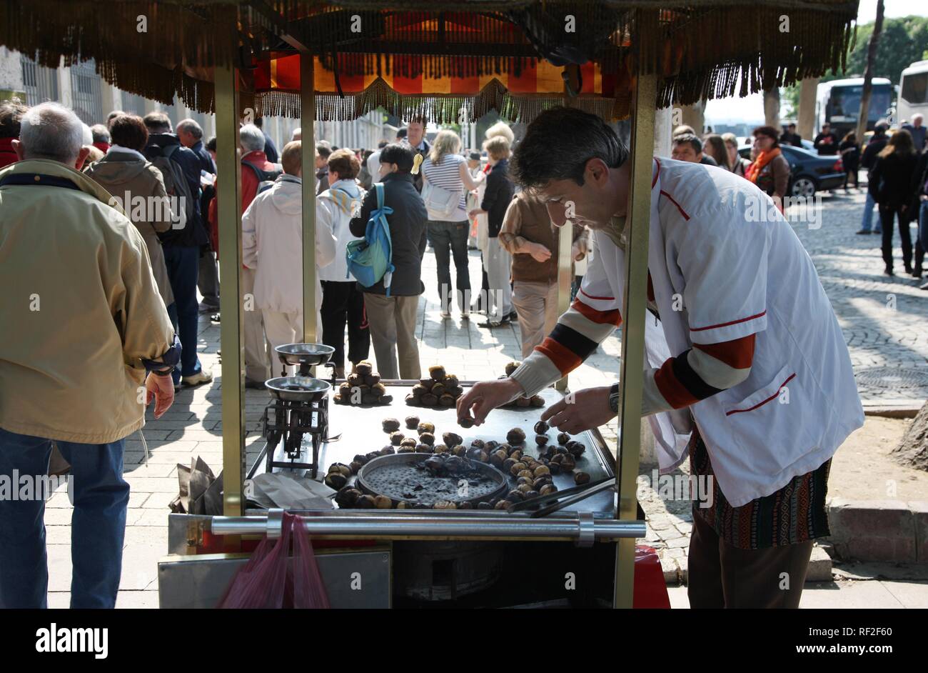 Roasted chestnuts stall hi-res stock photography and images - Alamy