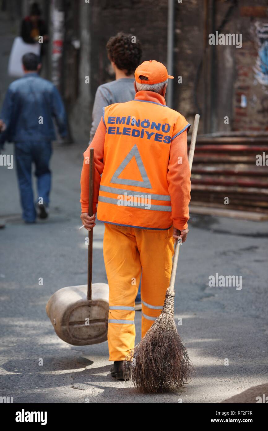 Street sweeper asia hi-res stock photography and images - Alamy