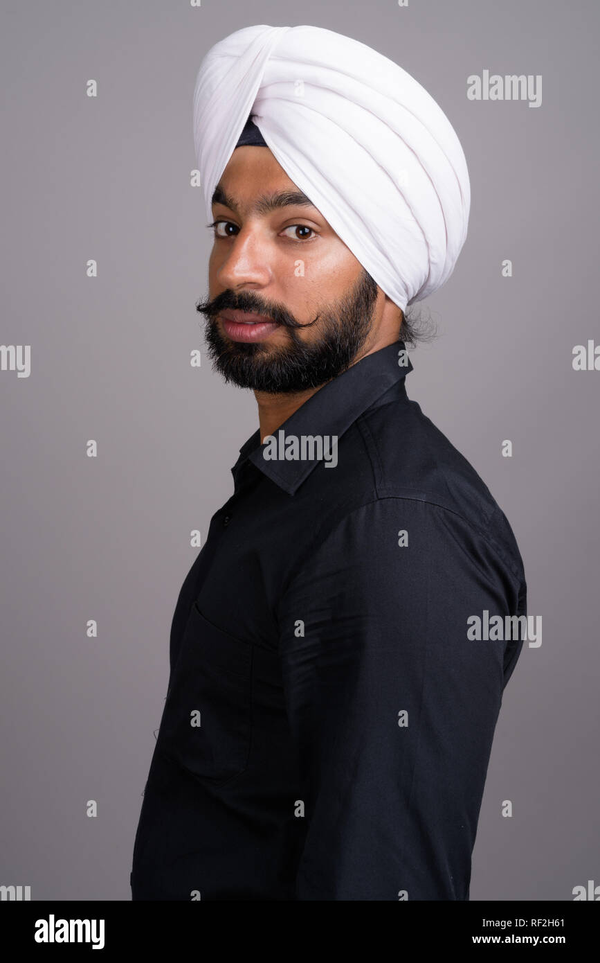 Young Indian Sikh businessman wearing white turban Stock Photo - Alamy