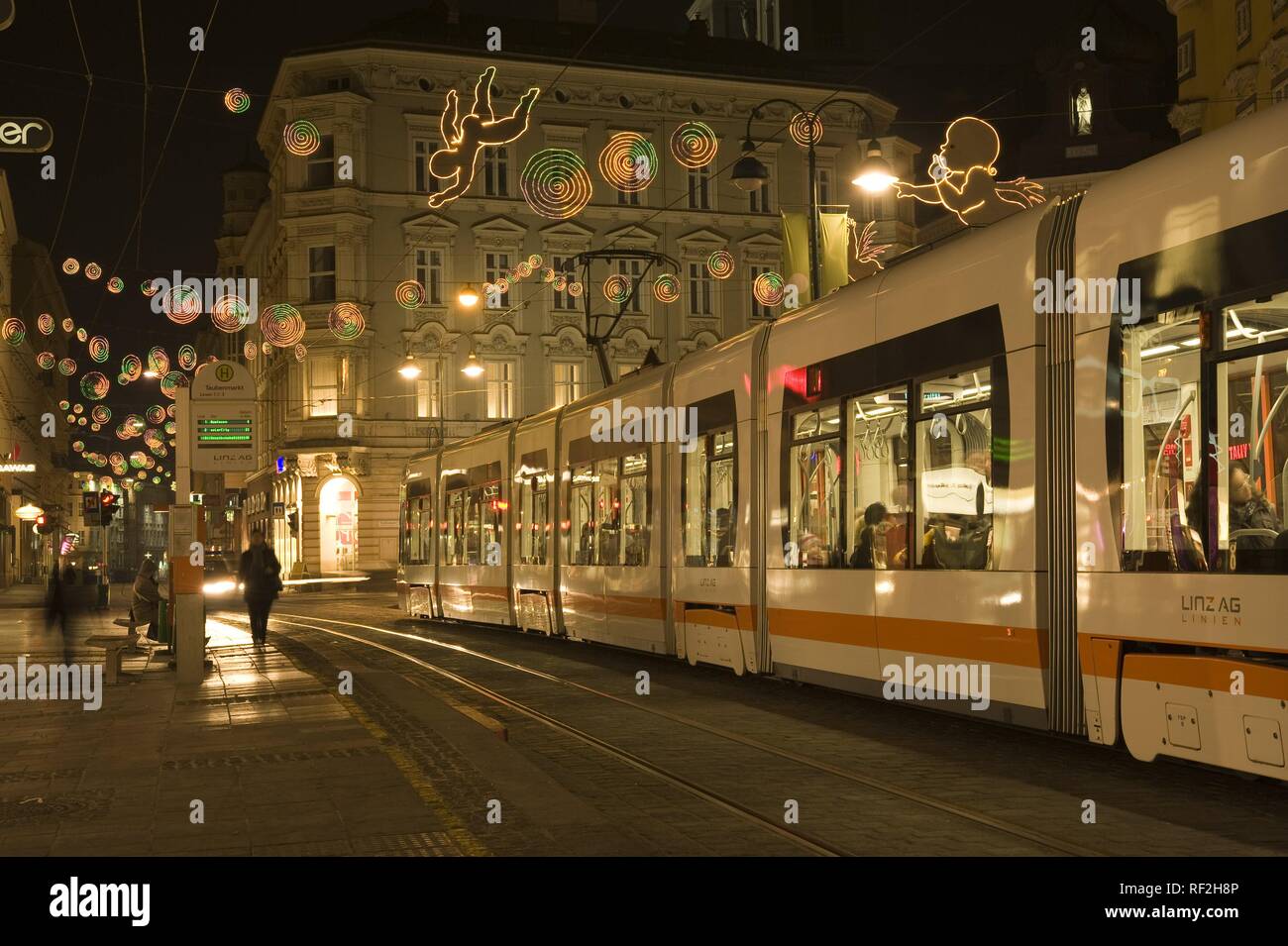 Straßenbahn im stadtzentrum hi-res stock photography and images - Alamy