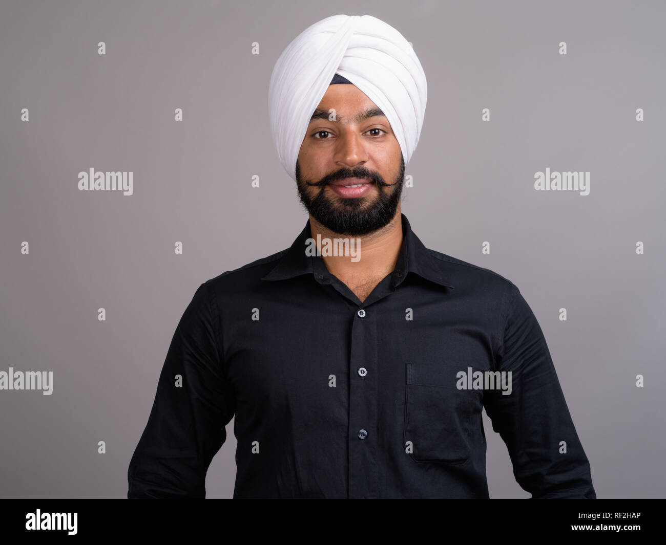 Young Indian Sikh businessman wearing white turban Stock Photo - Alamy