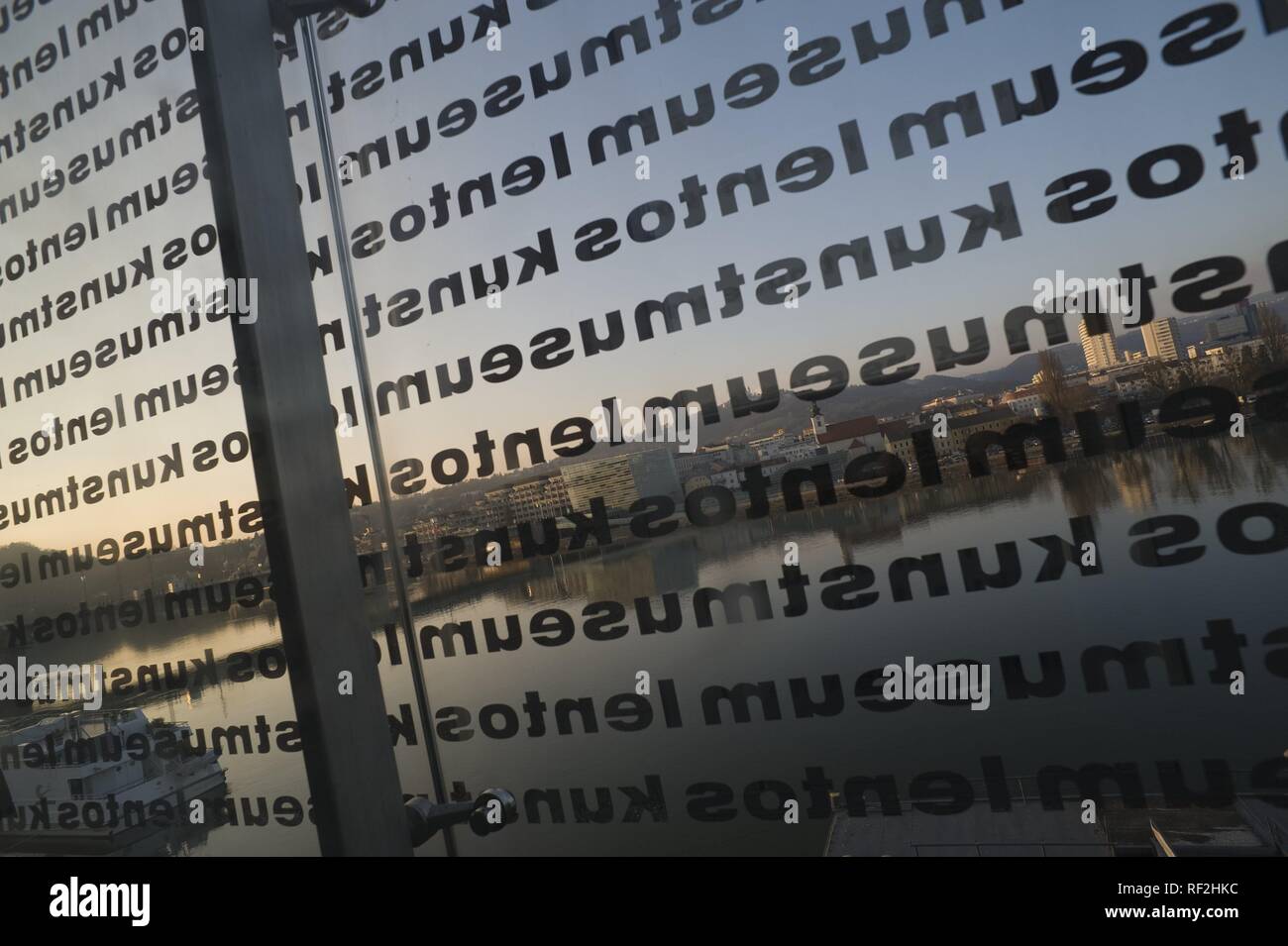 Das Lentos Kunstmuseum Linz ist ein Museum der Avantgarde in Linz. Als ...