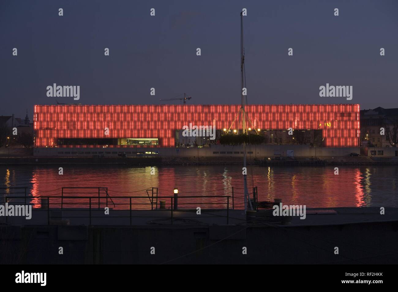 Das Lentos Kunstmuseum Linz ist ein Museum der Avantgarde in Linz. Als ...