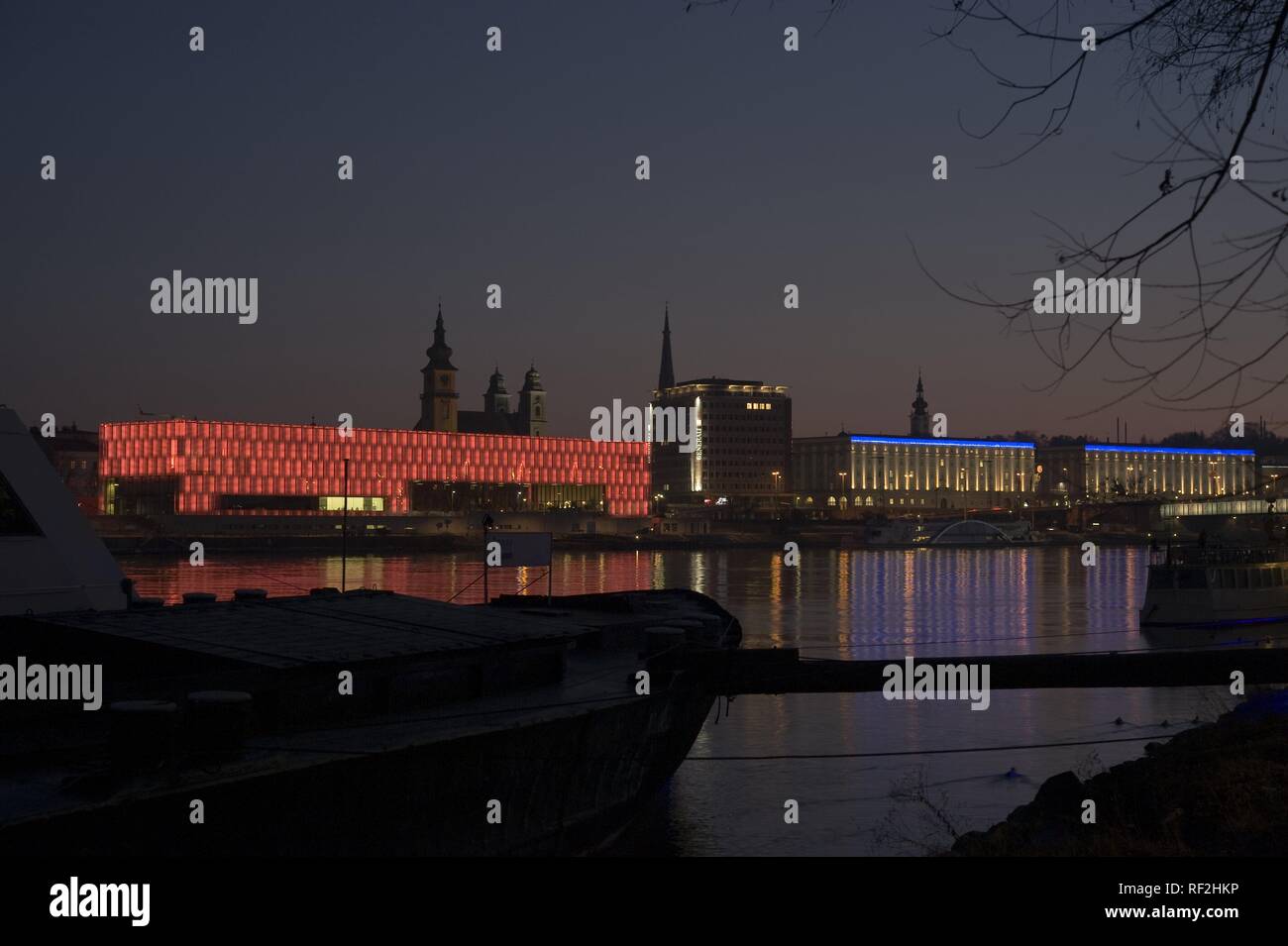 Das Lentos Kunstmuseum Linz ist ein Museum der Avantgarde in Linz. Als ...