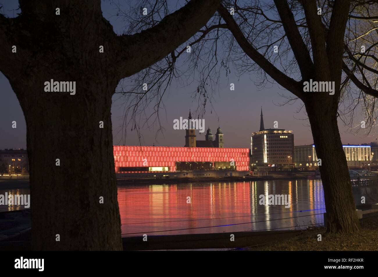 Das Lentos Kunstmuseum Linz ist ein Museum der Avantgarde in Linz. Als ...