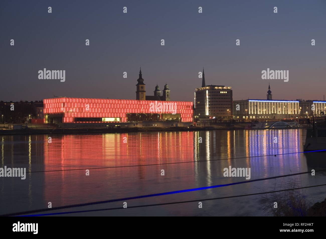 Das Lentos Kunstmuseum Linz ist ein Museum der Avantgarde in Linz. Als ...