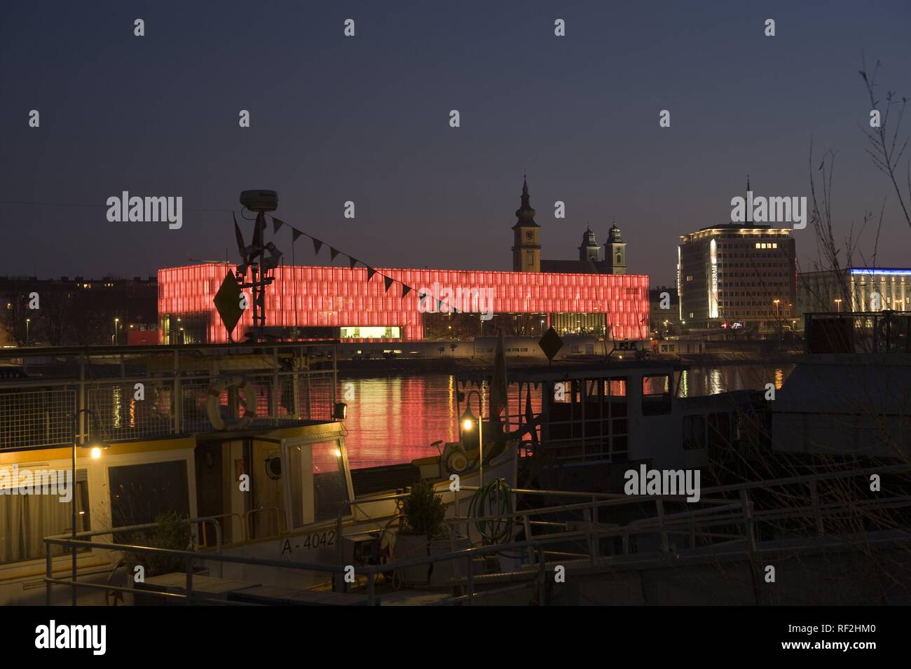 Das Lentos Kunstmuseum Linz ist ein Museum der Avantgarde in Linz. Als ...