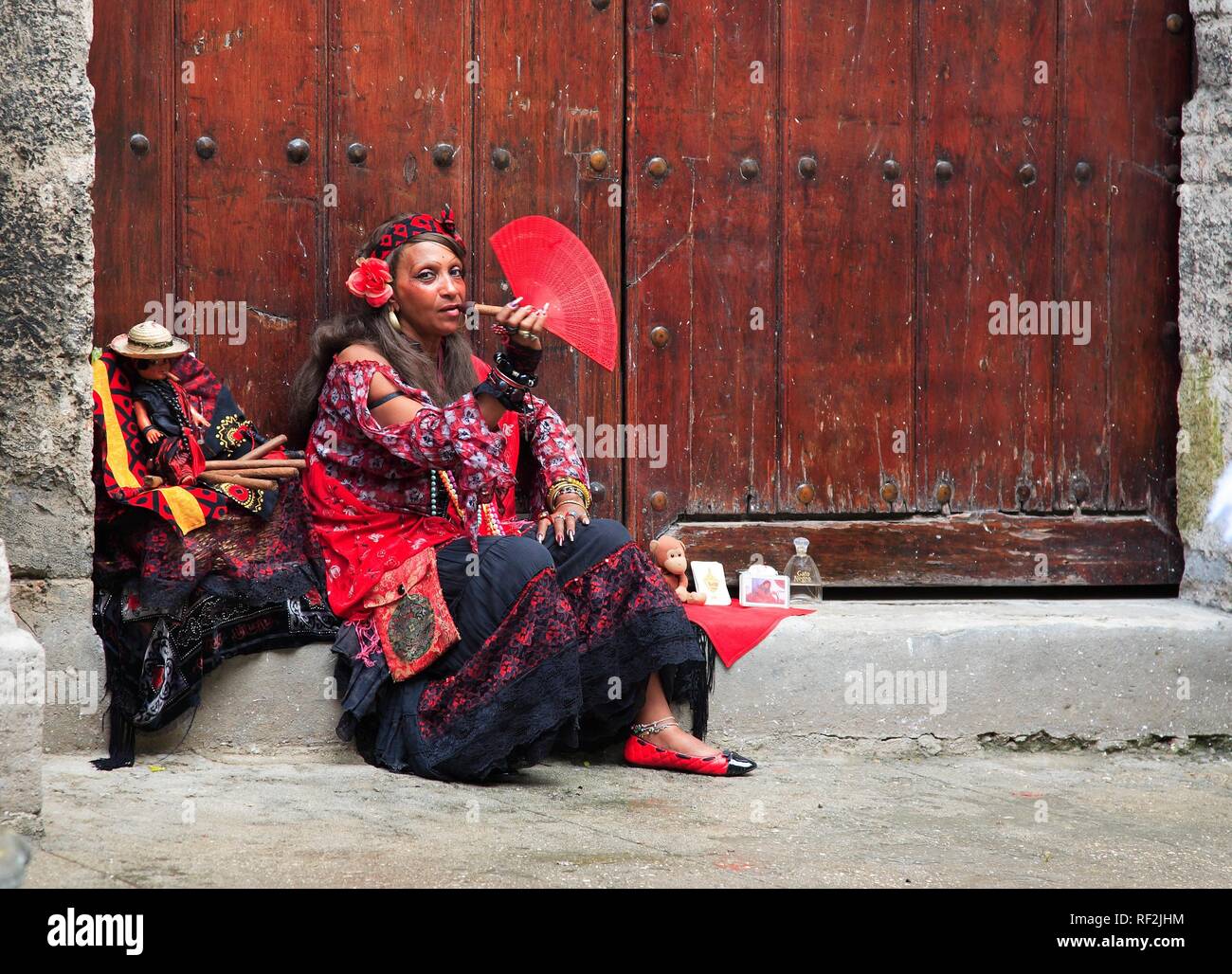 Women smoking cigars hi-res stock photography and images - Alamy