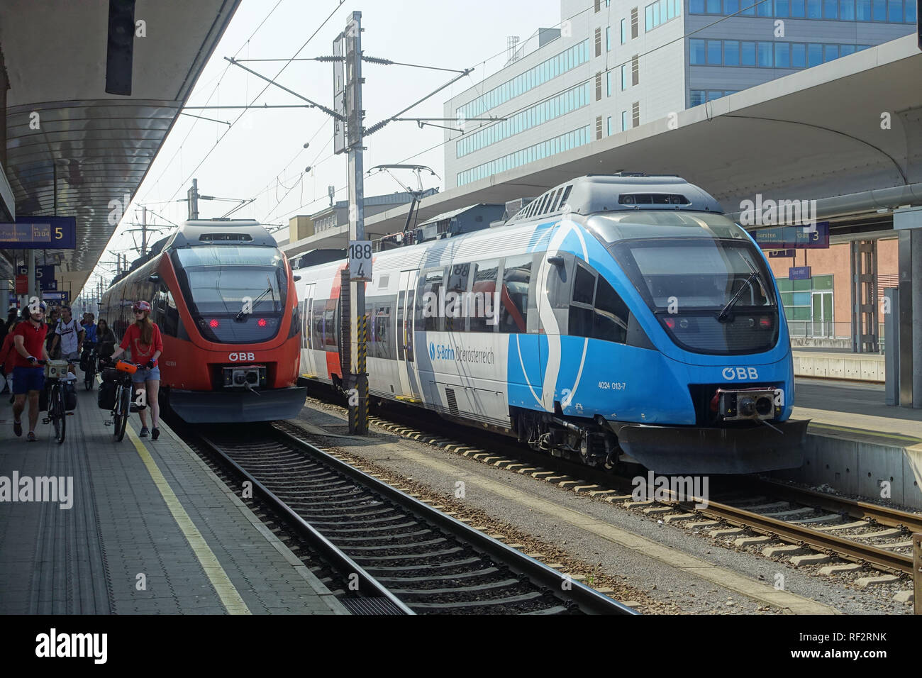 Nahverkehrszüge am Hauptbahnhof von Linz Stock Photo - Alamy