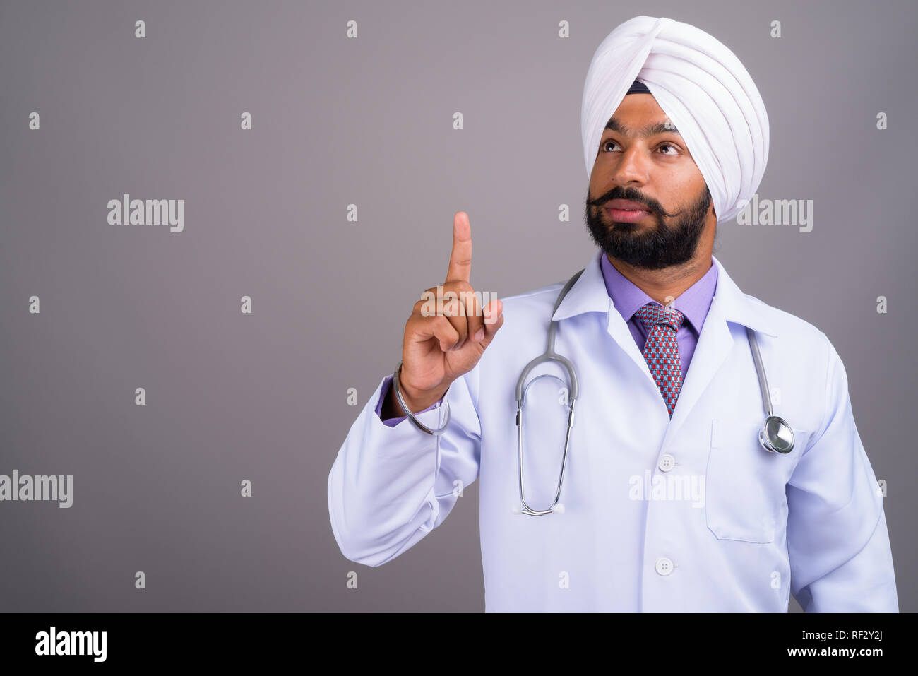 Portrait of young Indian Sikh man doctor Stock Photo - Alamy